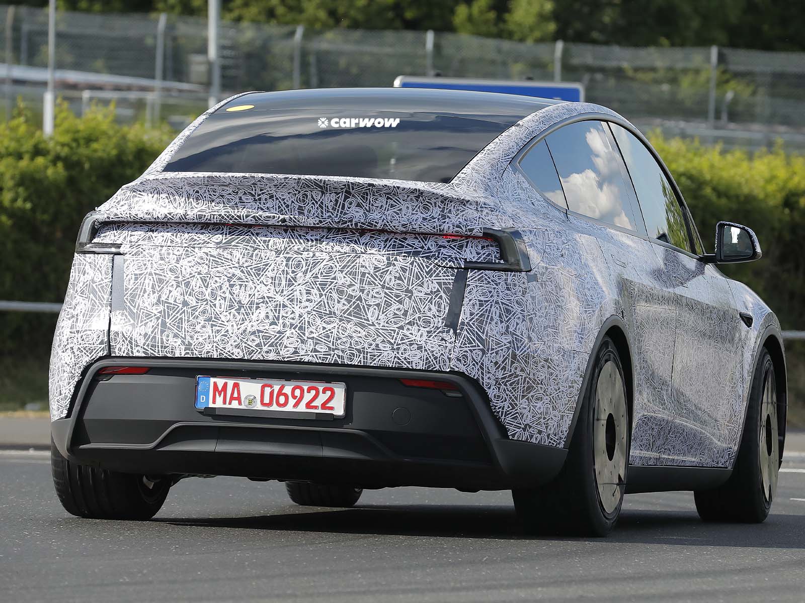Tesla Model Y Performance - Neues Top-Modell fürs Facelift als Erlkönig ...