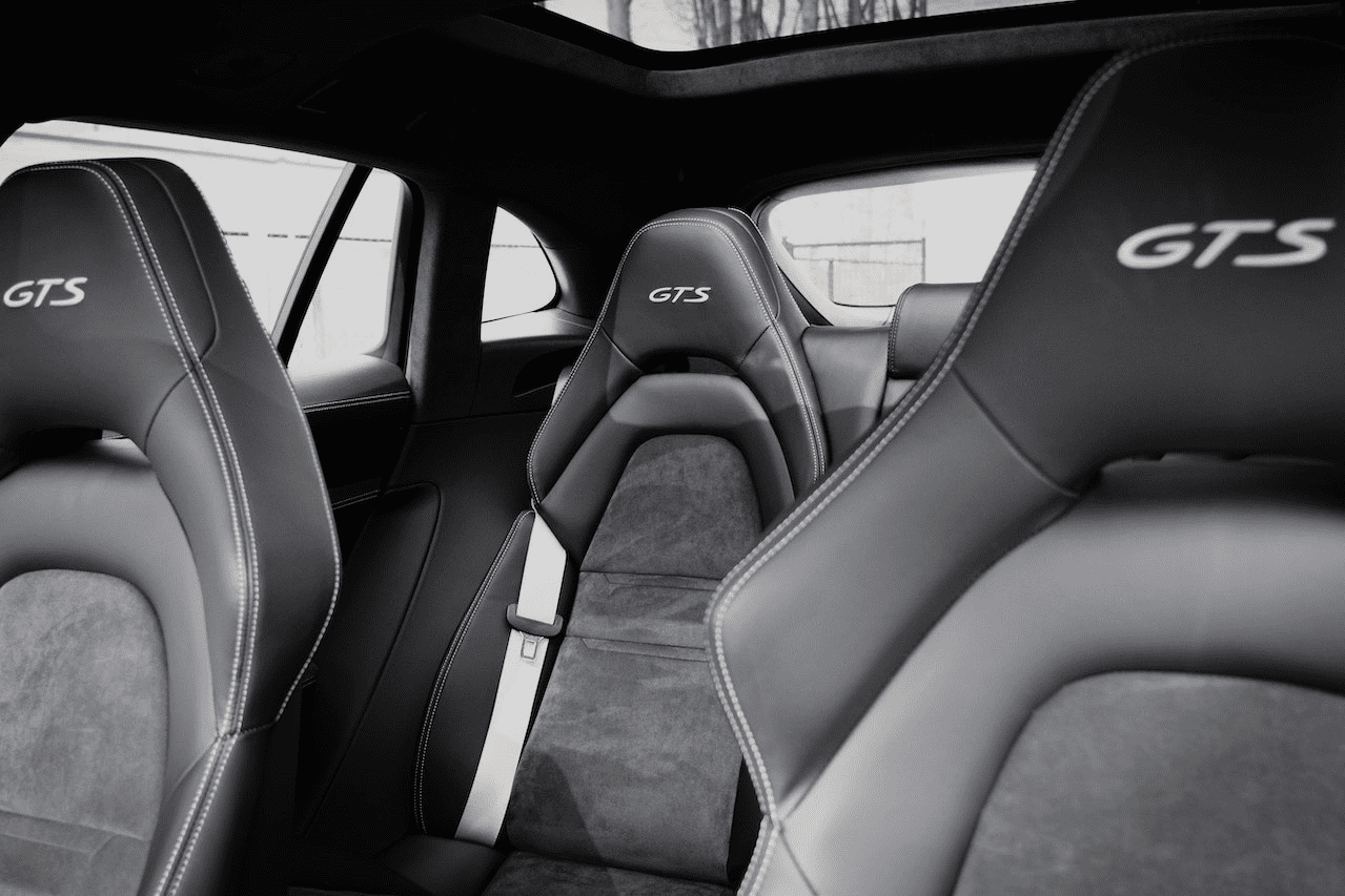 Was ist Alcantara? Vergleich Leder vs. Alcantara | carwow.de